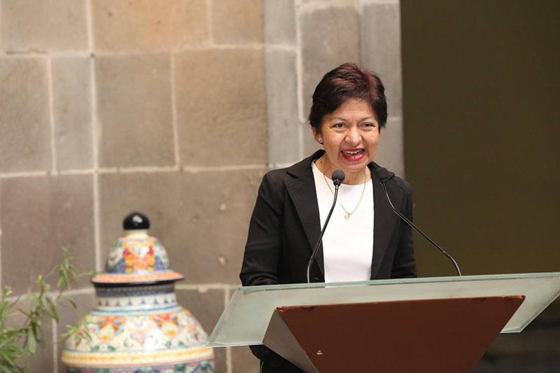 Galardonan a Lilia Cedillo