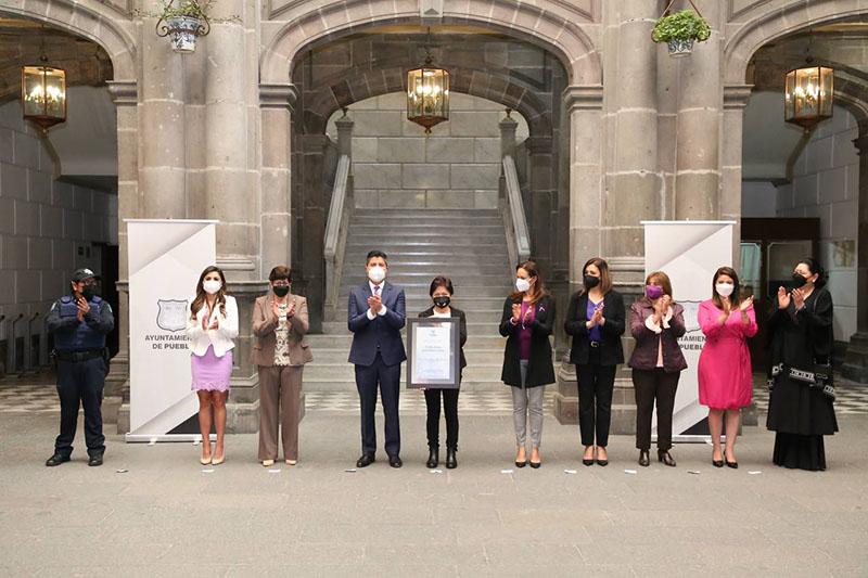 Galardonan a Lilia Cedillo